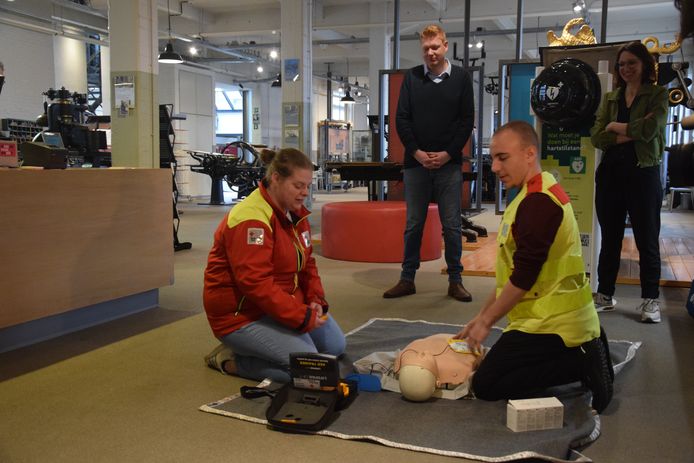 Extra AED-toestellen moeten stad hartveiliger maken: “Ook mobiel ...