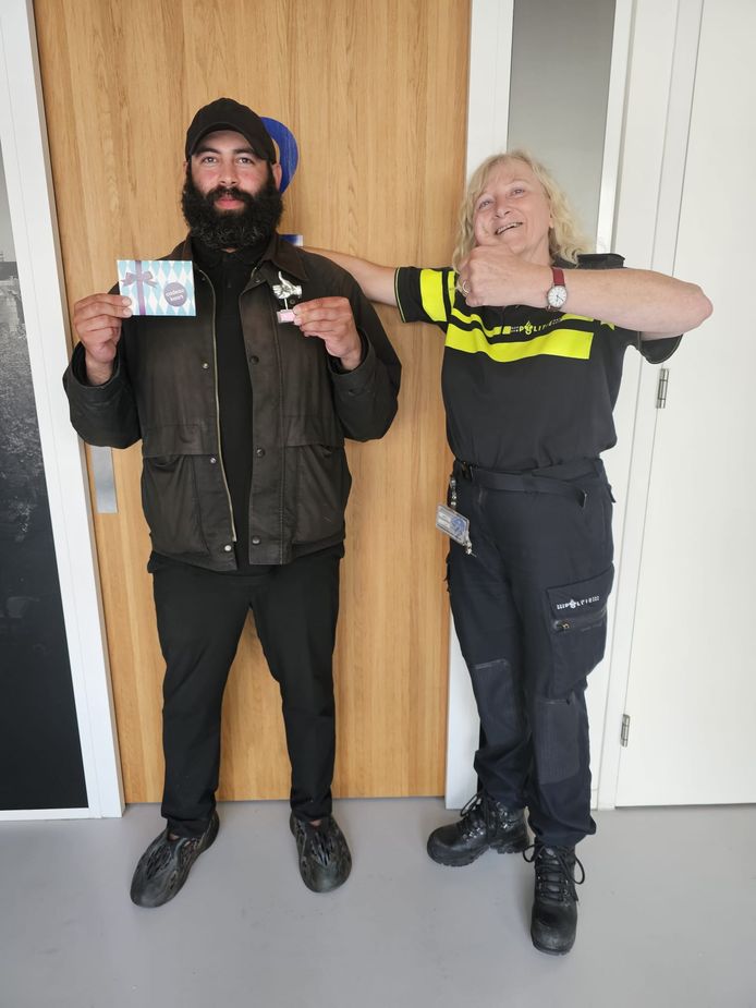 Dakloze Hadjer (33) verzamelt flessen in de trein als hij bijzondere ...