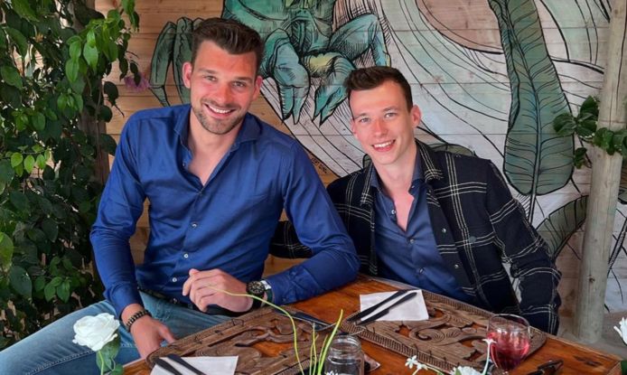 Koeienboer Tristan stelt zijn vriend Thibaut voor: “Op onze eerste date ...