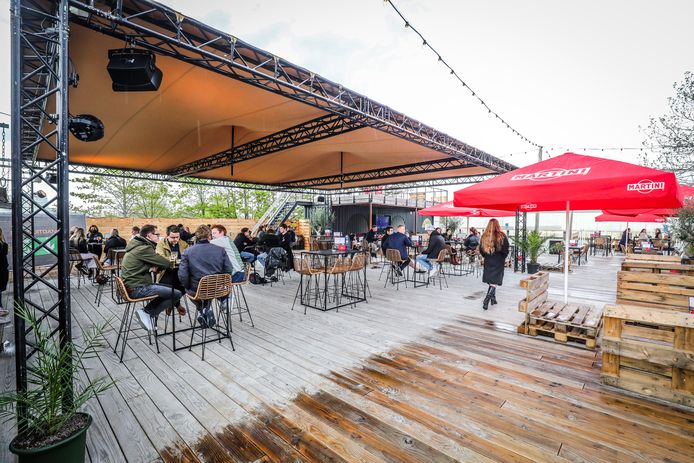 Terrasje doen op zomerbar DOK, met zicht op kanaal: “Hopelijk vanaf ...