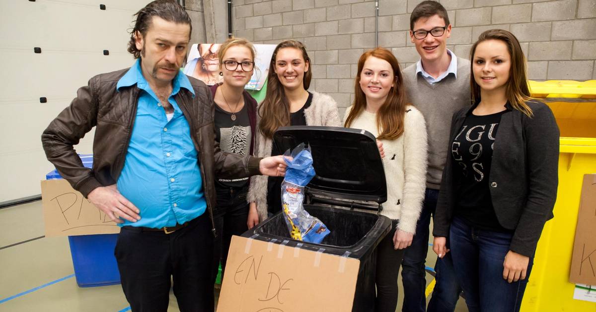 Freddy De Vadder leert jeugd afval sorteren | Diksmuide | hln.be