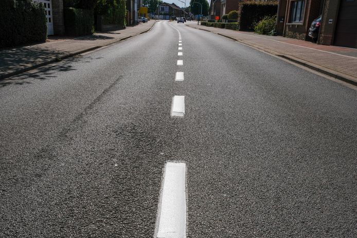 Oeps, aannemer brengt nieuwe wegmarkeringen aan op wegdek dat ...