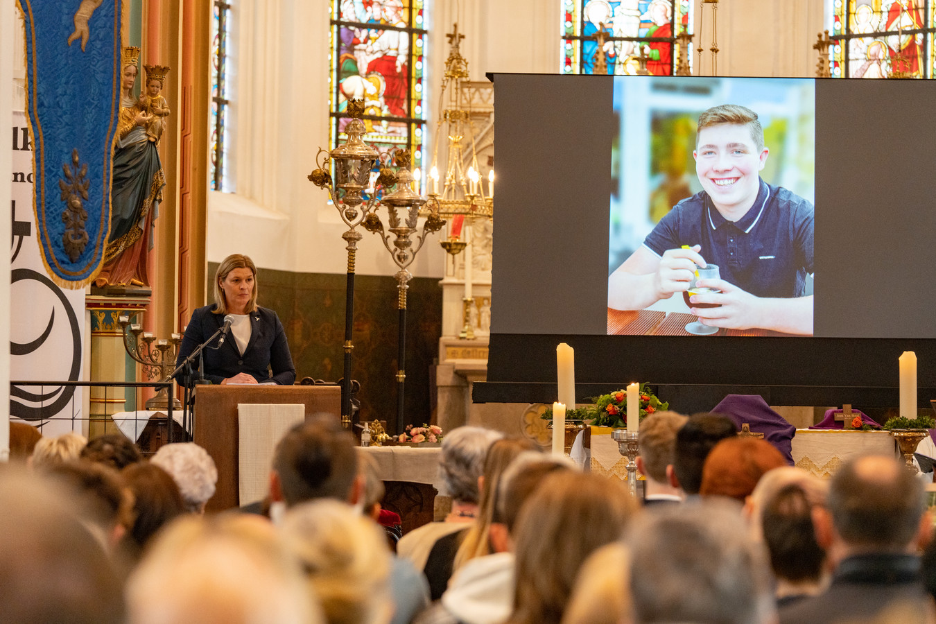 Familie en vrienden nemen pakkend afscheid van Jens (20), die omkwam op ...