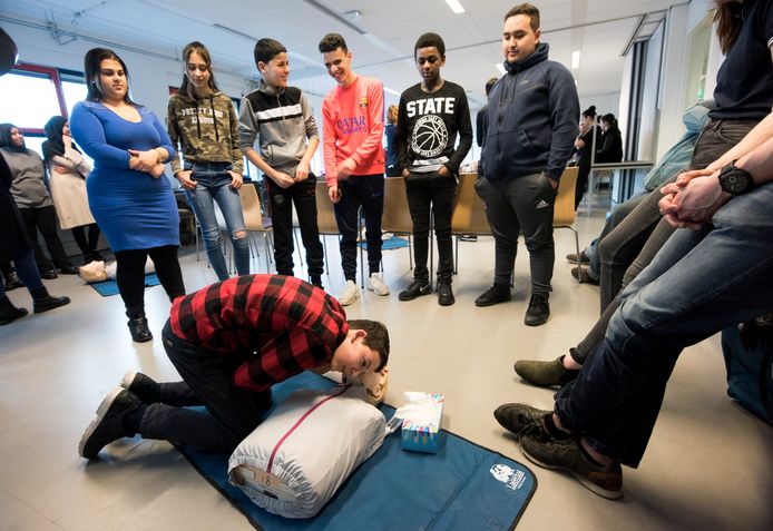 Verplicht leren reanimeren op Trajectum College in Overvecht | Utrecht ...