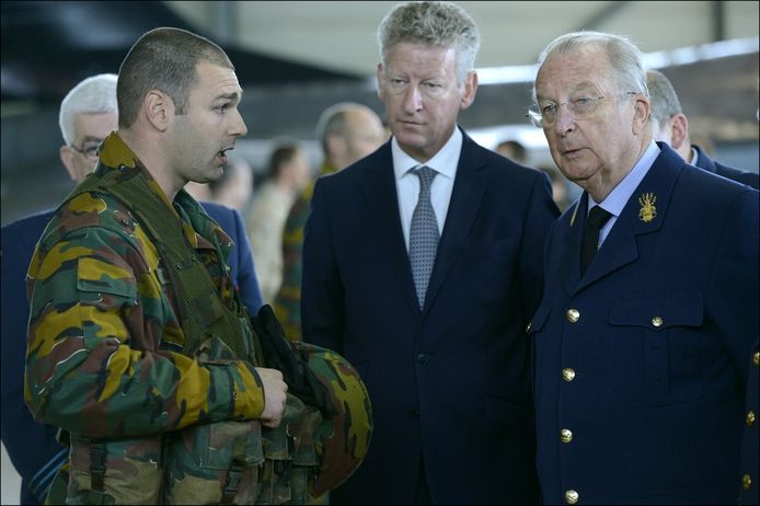 Albert II a visité la base Jean Offenberg de Florennes | Belgique ...