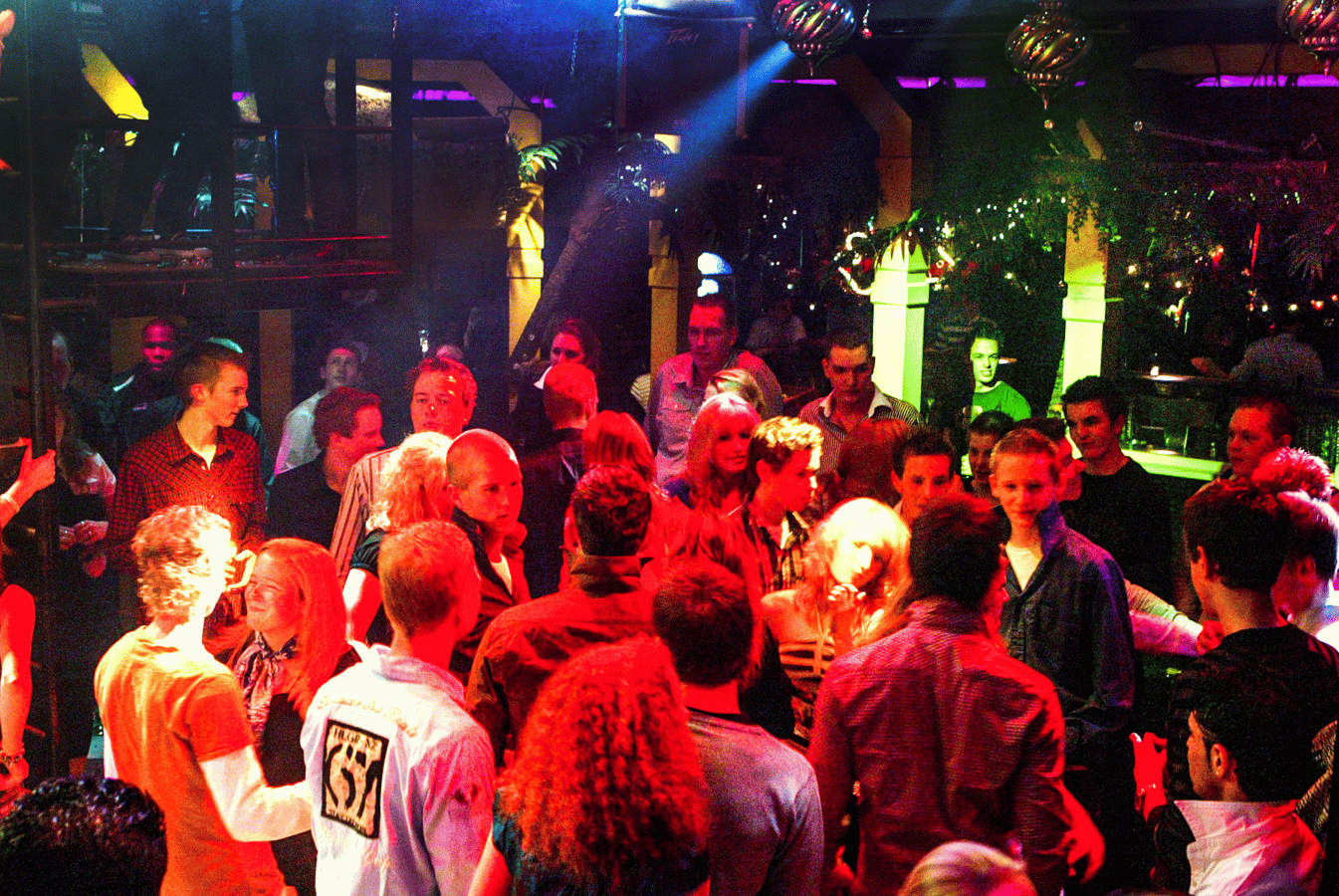 Herinneringen ophalen bij reünie discotheek The Warehouse: ‘Die periode ...