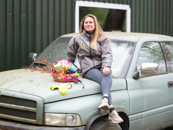 Laura groeide op tussen de boerderijdieren, nu racet ze met 320 km/u in ...