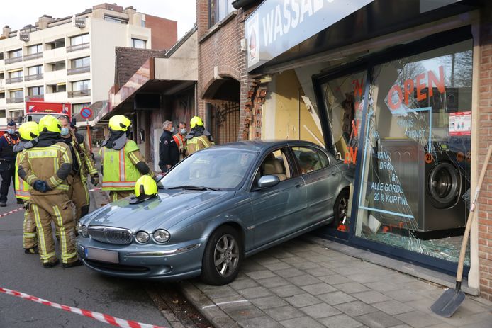 Oeps, verkeerde handeling met automatische versnelling doet auto in ...