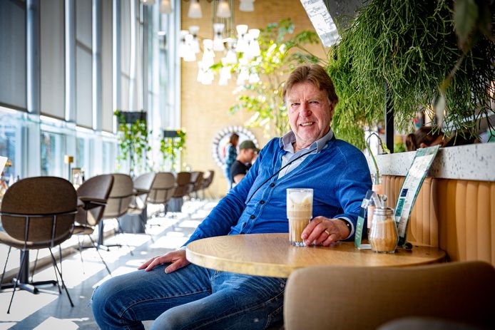 Aad de Mos staat ook op zijn 75ste dag en nacht aan voor het voetbal ...