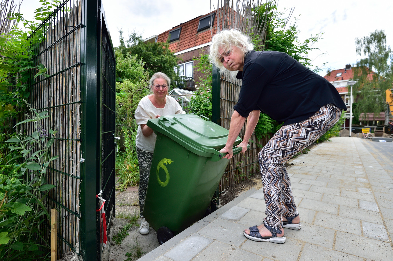 Tuin van Leni ligt plots halve meter lager dan de straat: ‘Zo kunnen ze ... Tuin van Leni ligt plots halve meter lager dan de straat: ‘Zo kunnen ze ...
