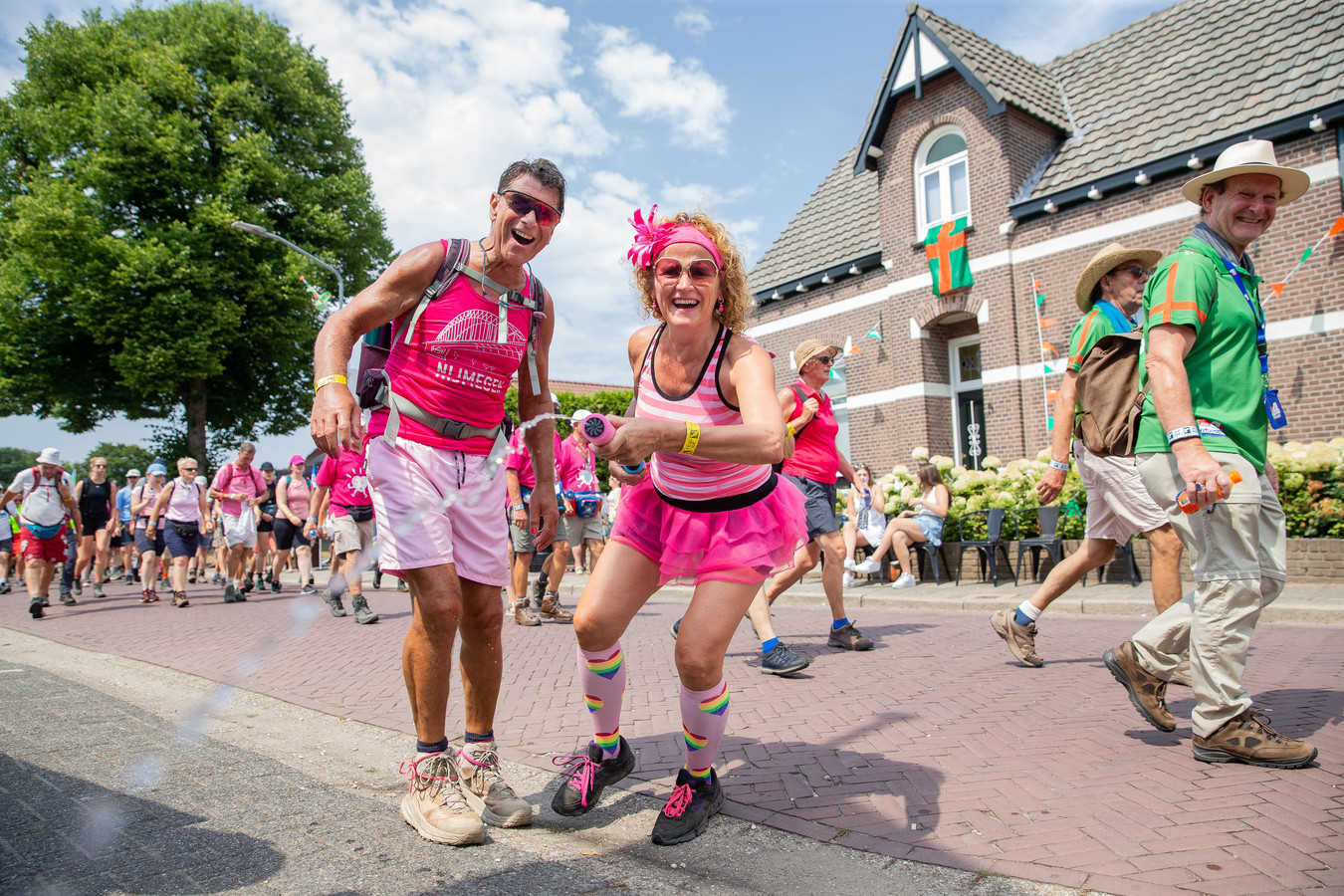 Bruisend oud-Weurt houdt de Vierdaagse in de eigen straat | Foto ...