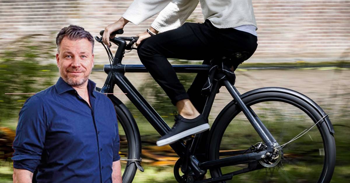 Ik huil zachtjes op mijn VanMoof-fiets met een roltoeter in mijn mond ...