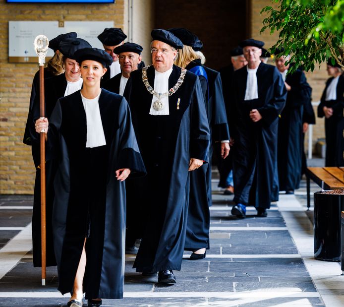 Professoren terug van vakantie. Opening academisch jaar in toga ...