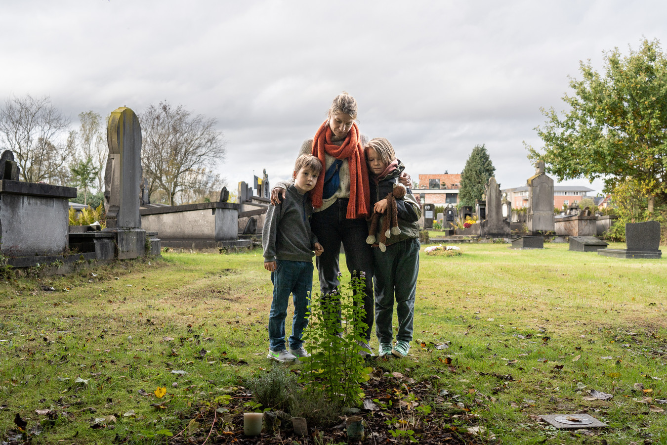 Alison met zoontjes Daniel en Leo aan het graf van echtgenoot en vader ...