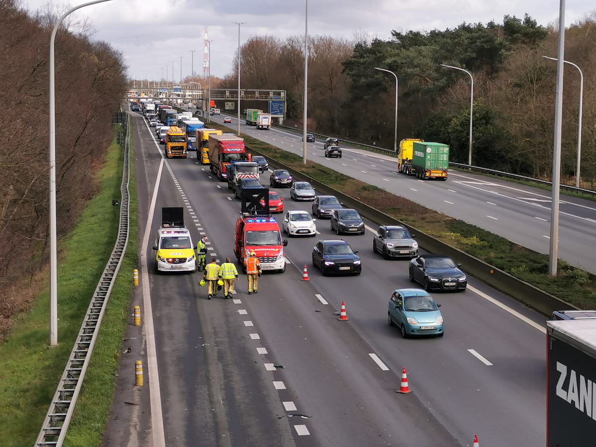 25 minuten file op E17 richting Gent vanaf Haasdonk: ongeval ter hoogte ...