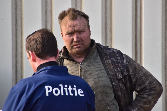 Zaakvoerder Lode blust zelf brand in vlasbedrijf: “Op goed geluk ging ...