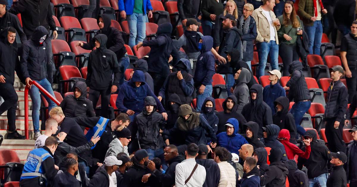 FC Twente neemt seizoenkaarten af na rellen: 41 fans geïdentificeerd en gestraft | Enschede ...