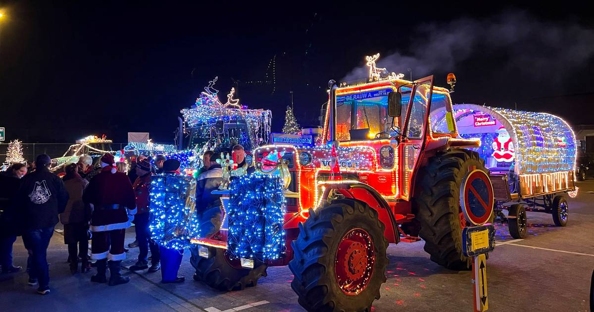 Indrukwekkende kerstparade met 56 verlichte tractoren door straten van Lede | Lede | hln.be