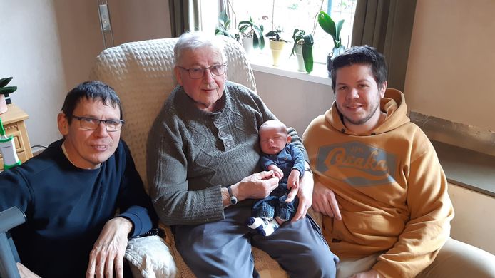 Eerste viergeslacht bij de familie Coudron in Sint-Pieters-Leeuw | Sint ...