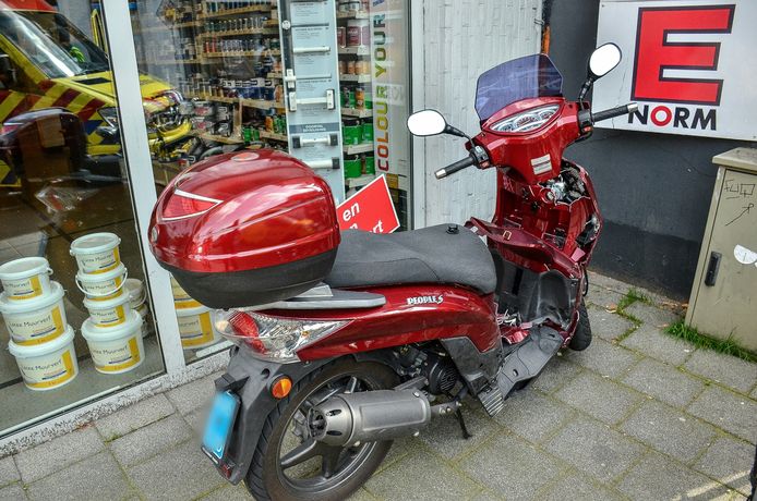 Automobilist schept brommer in Tilburg | Tilburg e.o. | bd.nl