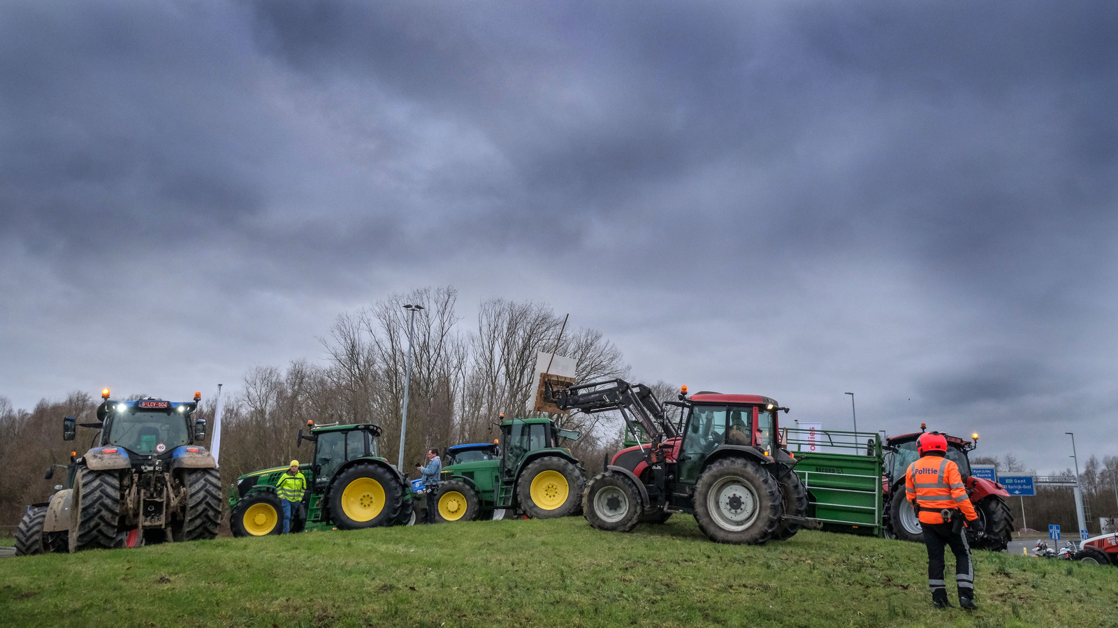 “We zijn lang genoeg braaf geweest”: Boeren voeren actie aan rondpunt ...