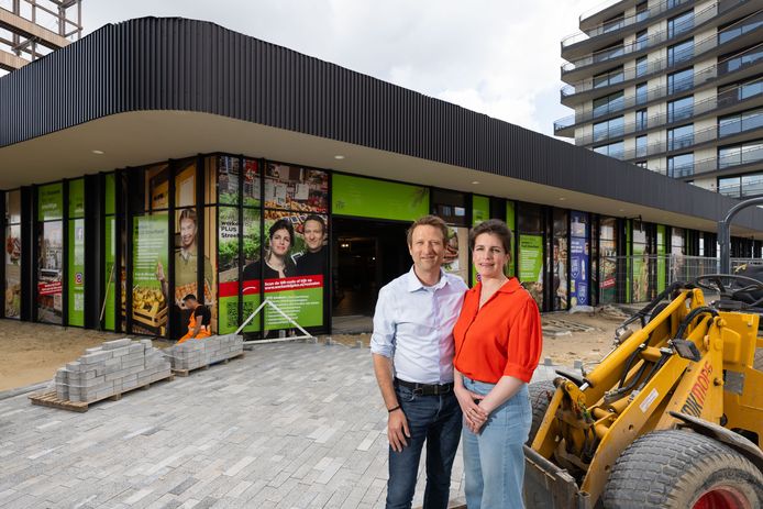 Thomas en Eva bouwen hun nieuwe supermarkt pal tegenover de Albert ...