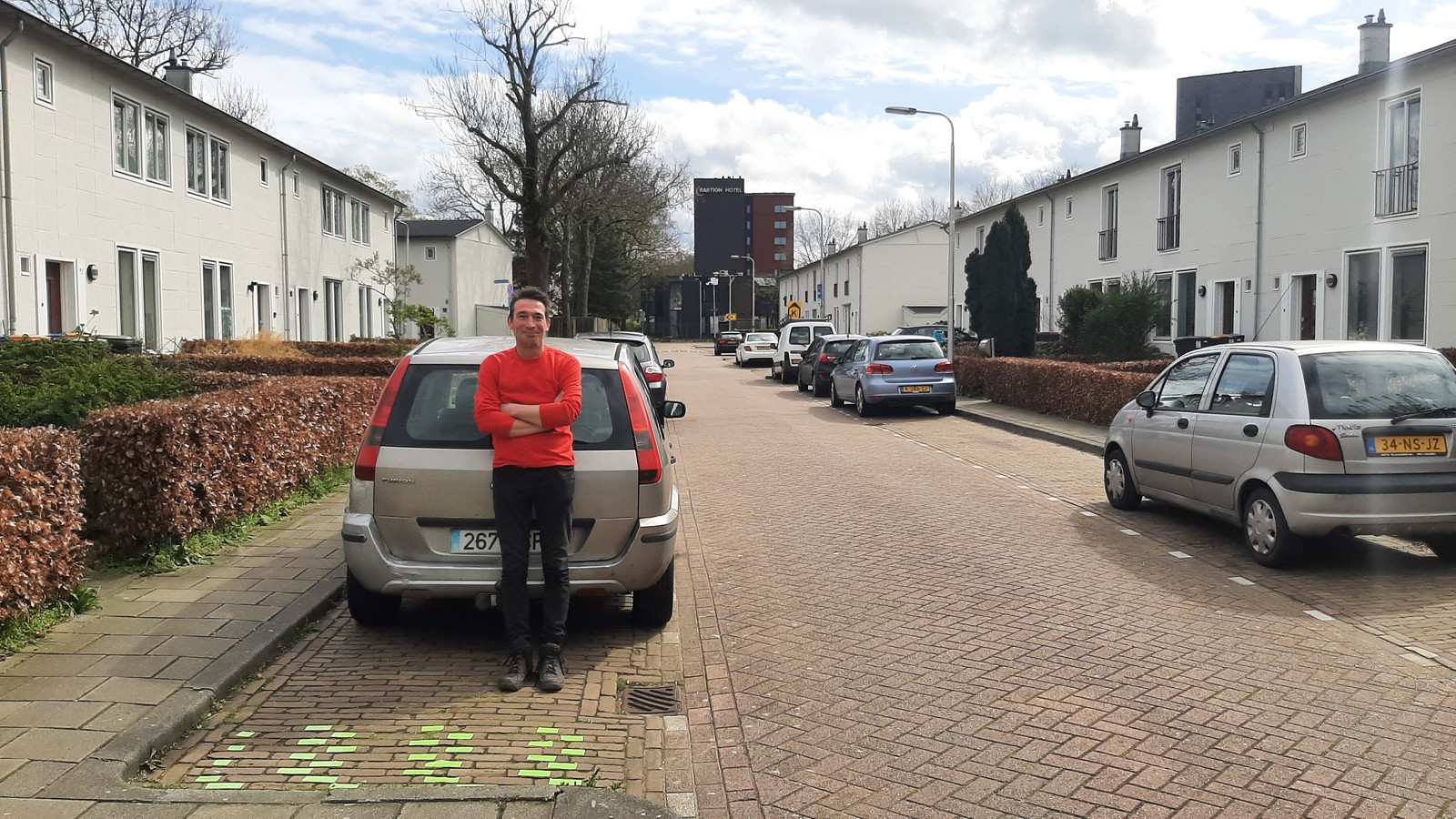 Jan Russ wil op iedere parkeerplaats in de stad gras laten groeien ...