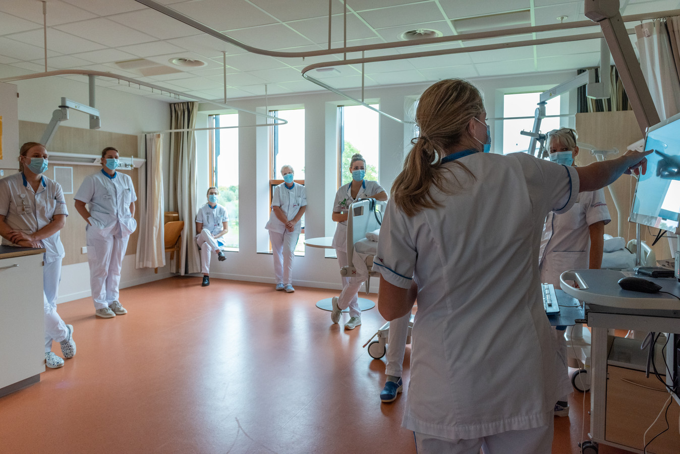 Dit gebeurt er op de corona-afdeling van het Deventer Ziekenhuis: ‘Hier ...