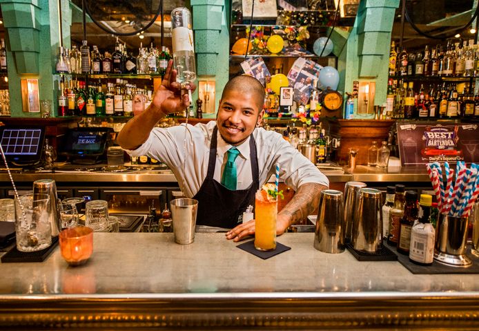 Beste bartender van Nederland geniet na en maakt winnende cocktail ...