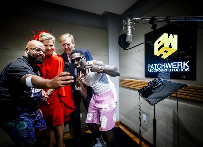 Nederlandse koning in opspraak na foto met rapper die veroordeeld werd ...