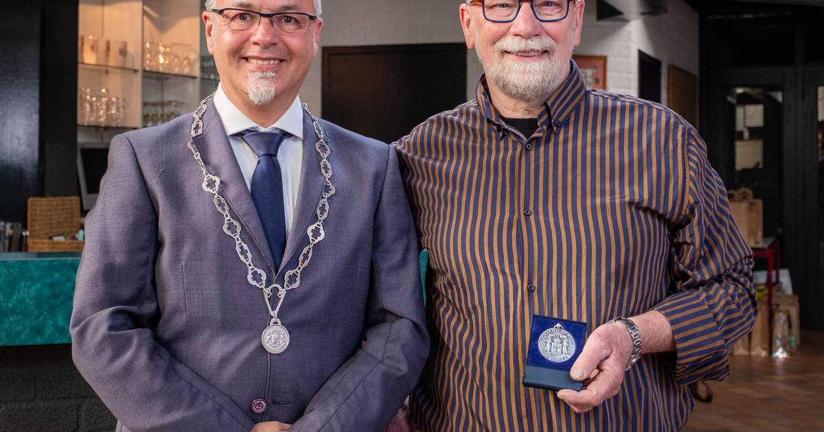 John Vos ontvangt zilveren legpenning voor zijn verdiensten voor ...