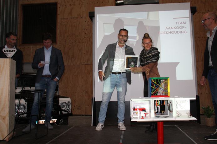 IN BEELD. Personeel verrast werkgever met bijzonder kunstwerk: “Alles ...