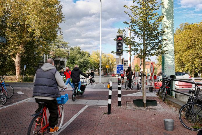 15 minuten tot het licht groen wordt: bij dit stoplicht fietsen mensen ...