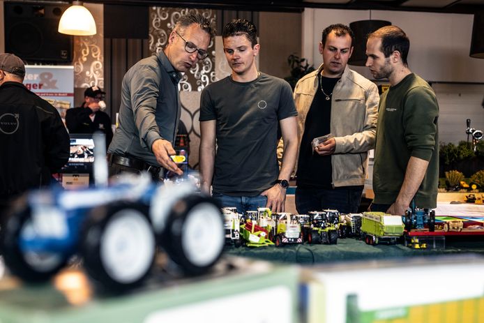 Matthew (22) organiseert miniatuurbeurs: ‘Als ik iets in de kop heb ...