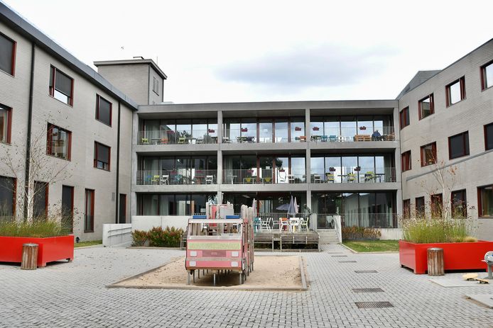 WZC Rozenberg opent zomerbar | Oostrozebeke | hln.be