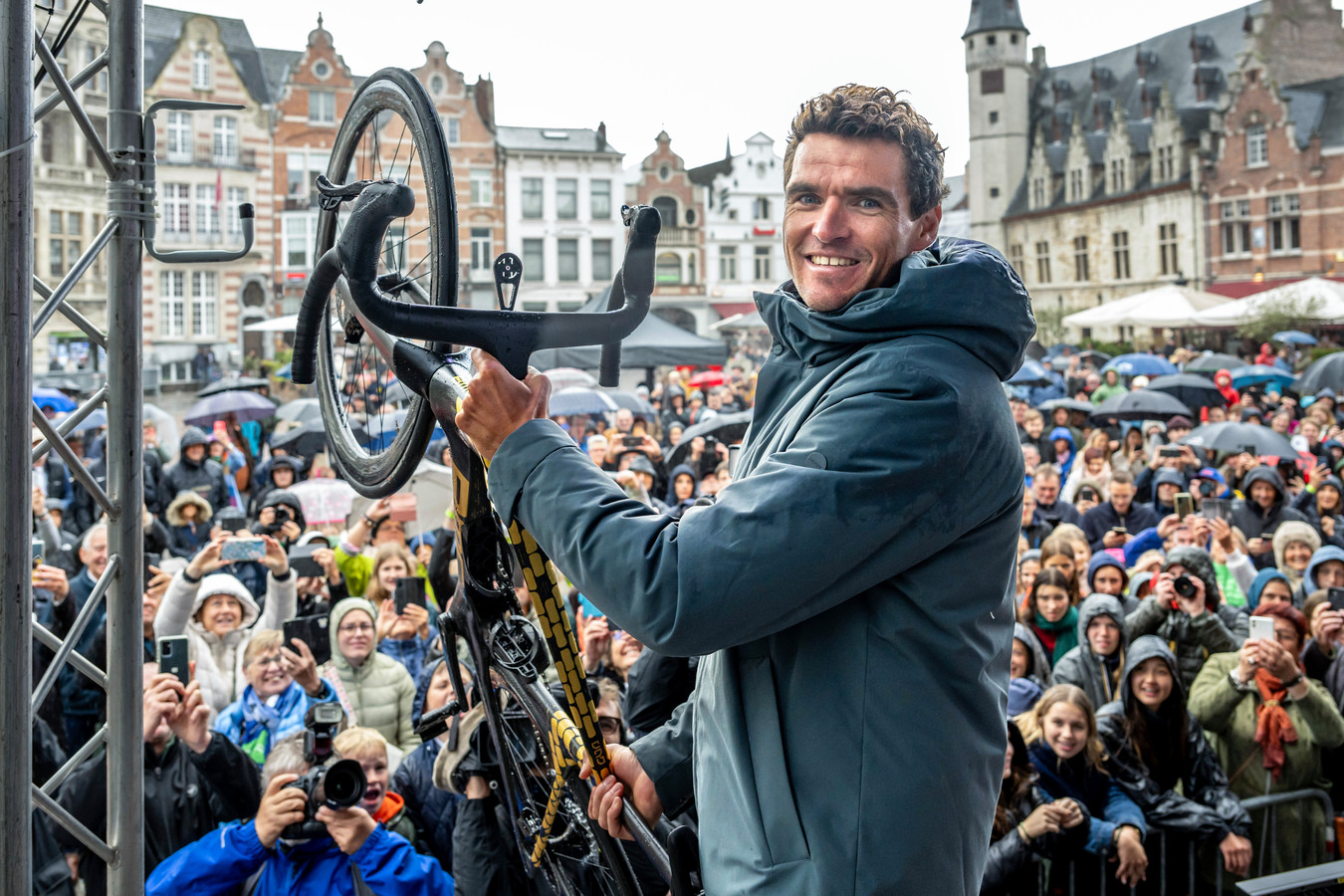 Greg Van Avermaet hangt koersfiets aan de haak na laatste ‘fanride ...