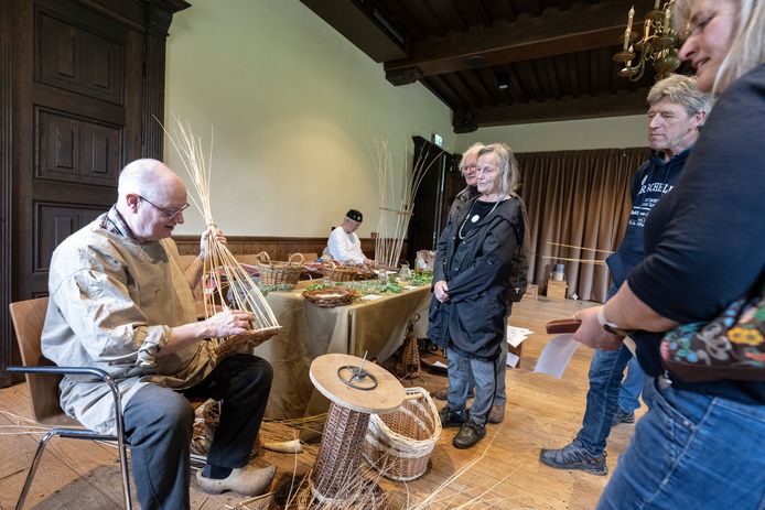 Middeleeuwers bevolken het kasteel van Wijchen, het zijn praktische en ...