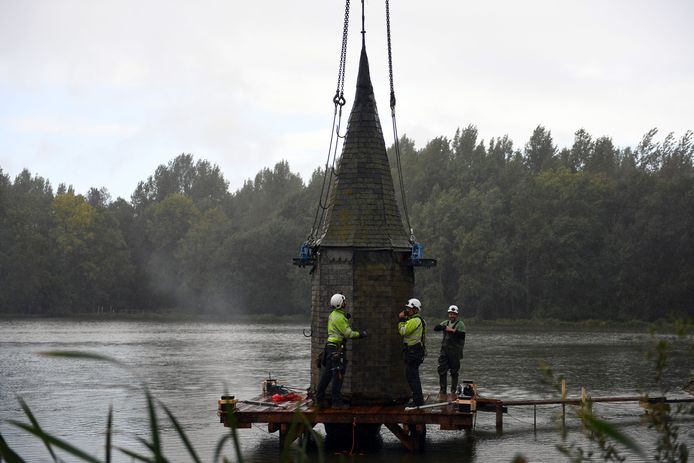 Burcht van de Rode Ridder wordt gerestaureerd: 500 jaar oude torenspits ...