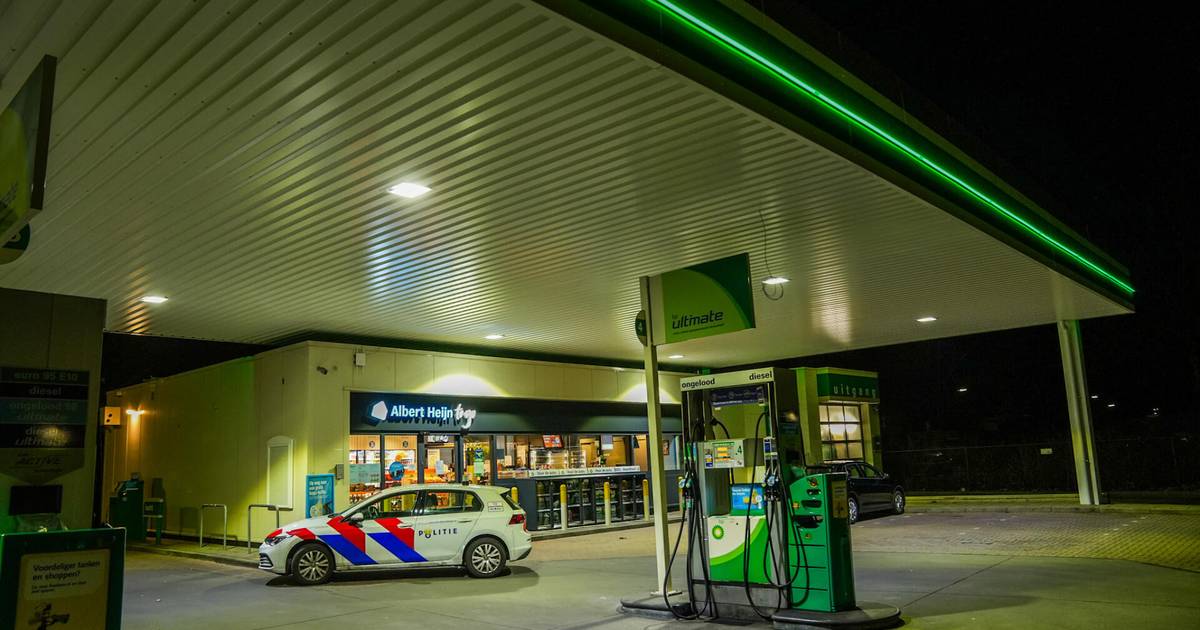 Gewapende overvallers bedreigen pompbediende in Waalre, verdachten nog ...
