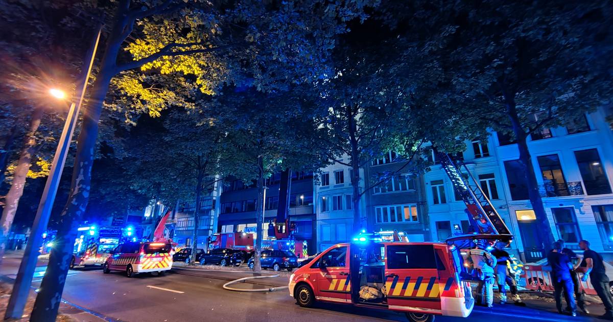 Hevige dakbrand op gebouw Auping Store schrikt bewoners Britselei ‘s ...
