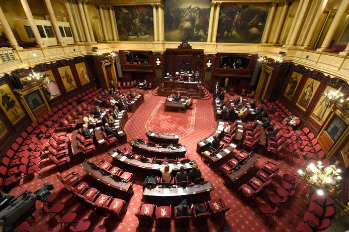 Senaat wil hogere dotatie: regering legt besparing op, maar die is niet ...
