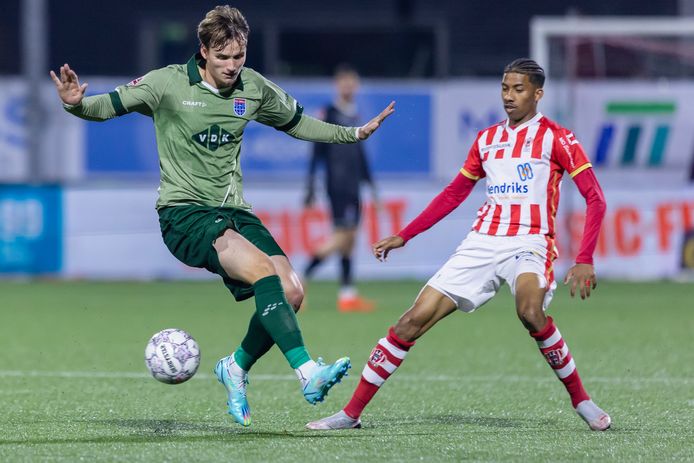 Na teleurstelling is Rav van den Berg (18) toch basisspeler bij PEC ...