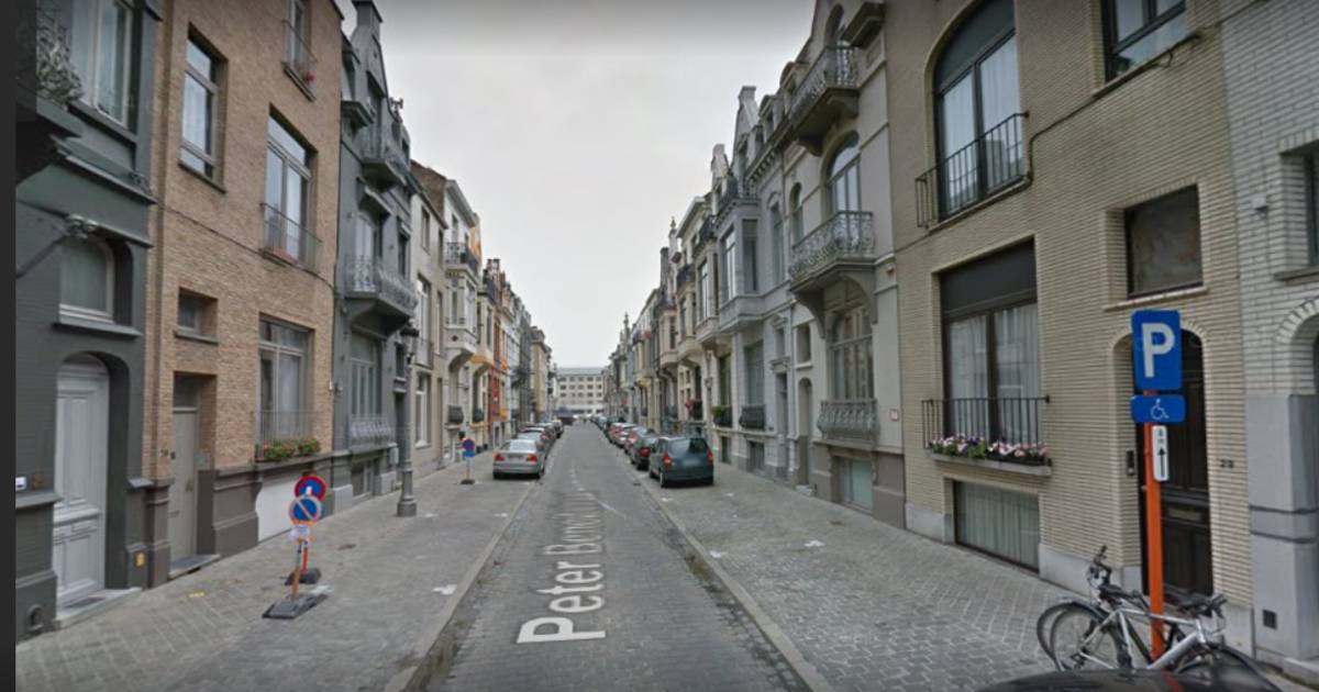 Fietsster (55) lichtgewond na val in Peter Benoitlaan | Deinze | hln.be