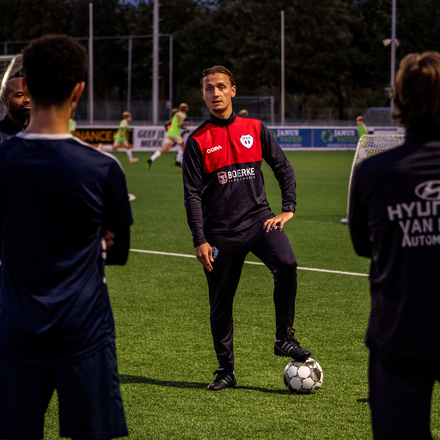 Maikel Nijst moest al vroeg stoppen met voetbal, nu brengt hij en ...