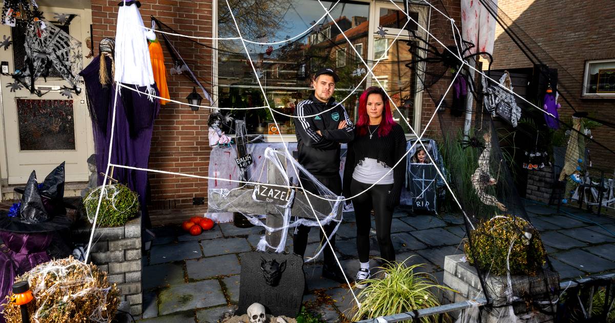 ‘Satanistisch en te eng voor kinderen’: versierd huis van Ferry en ...