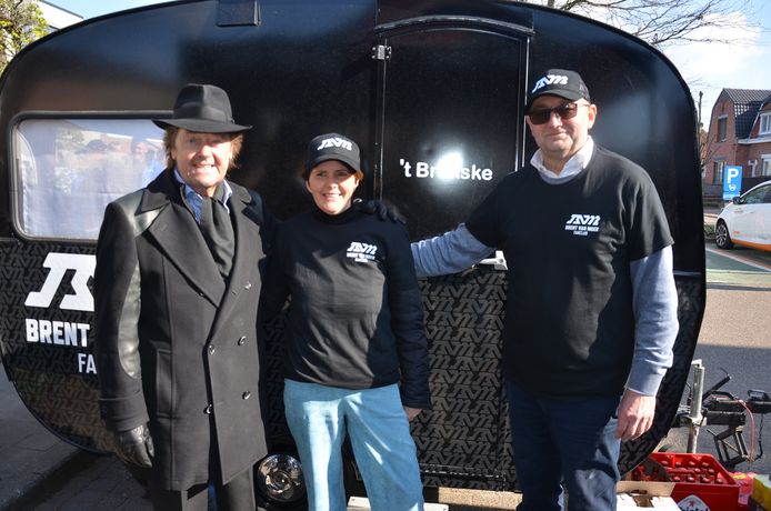Fanclub Brent Van Moer bouwt feestje tijdens Kruibeekse passage De ...