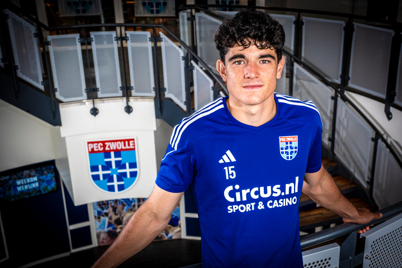 Anselmo Garcia Mac Nulty (20) fietst na moeilijke tijd vrolijk rond in ...