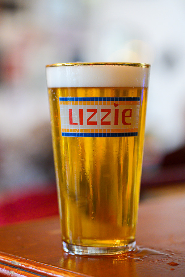 Cafébazin Lizzie viert tien jaar ondernemerschap met nieuw bier: “50% ...