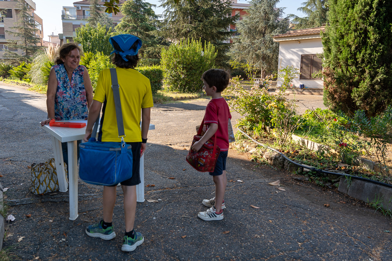 ‘Pap, ik verveel me zo’: Italiaanse gezinnen worstelen met 15 weken ...