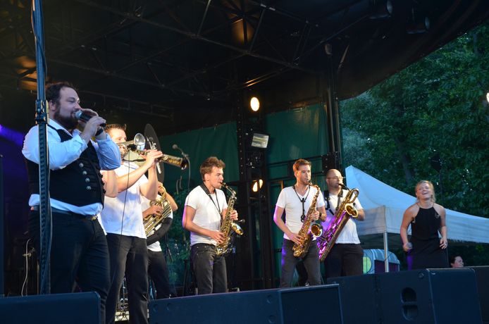 Tienjarige band 'De Jartellen' staat binnenkort voor het eerst in ...